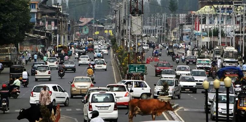 DC Srinagar reviews measures for smooth traffic flow on City roads ...