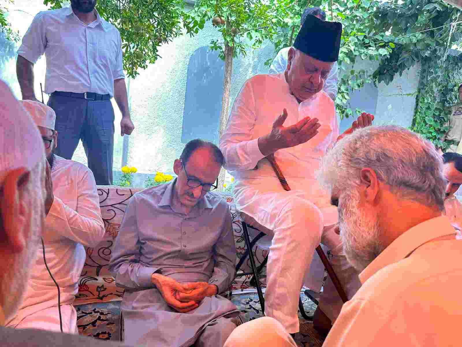 Dr. Farooq Abdullah visits residence of slain DSP Humayun Bhat in ...
